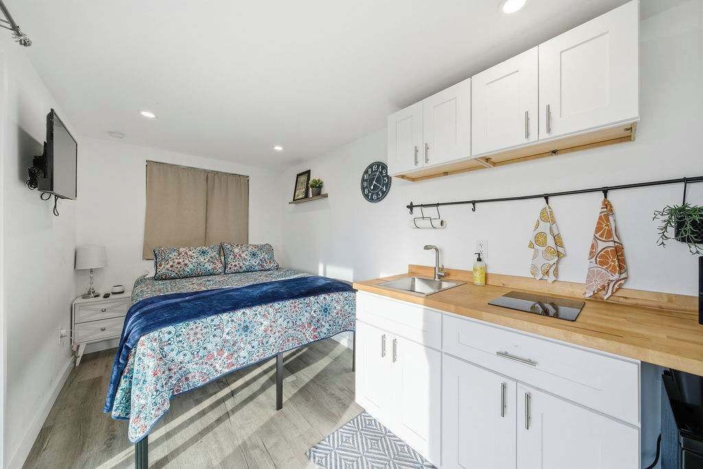 1br Cozy Container, Deck, Pool & Pickleball Court - Buda, TX