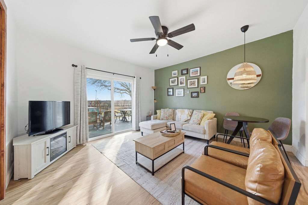 9br Retreat, Deck Lounge, Pool & Pickleball Court - Buda, TX