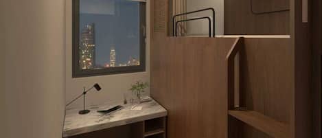 Quarto moderno com escrivaninha, cadeira e estantes embutidas.