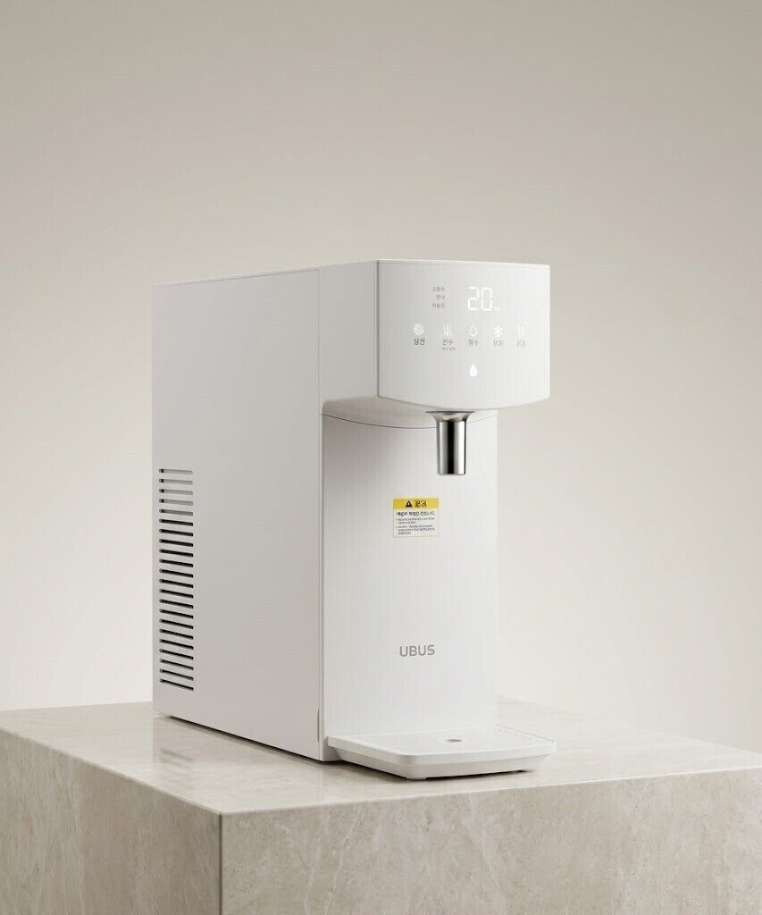 Um dispensador de água moderno, branco e fixo, com visor digital, sobre uma superfície de mármore.