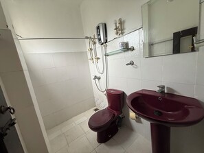 Um polibã, toalhas fornecidas, sabão, papel higiénico 