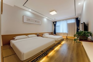 Quarto Triplo Familiar, pátio, vista para a colina | Cortinas/cortinados opacos, quartos insonorizados, Wi-fi grátis