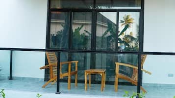 Quarto Duplo Deluxe, varanda, vista para o jardim | Terraço/pátio interior