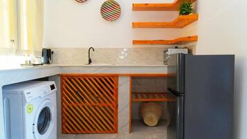 Suite Júnior, varanda, vista para o jardim | Cozinha privada