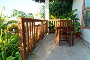 Villa Deluxe, varanda, vista para o jardim | Refeições ao ar livre