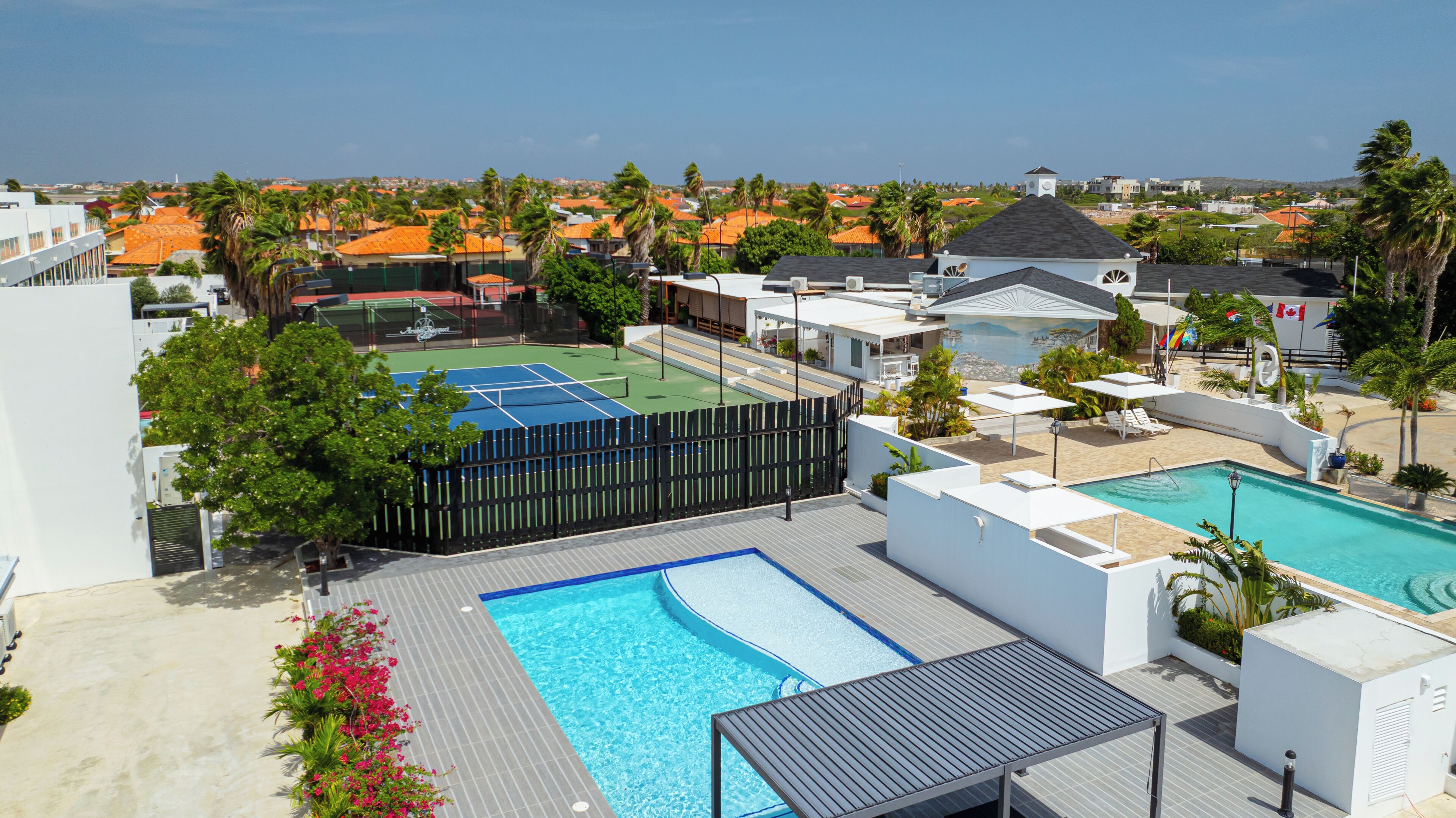 2 piscinas exteriores, toldos gratuitos, guarda-sóis 
