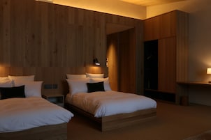 Quarto Twin Básico | Com decoração personalizada, com mobília individualizada, secretária 