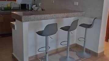 Apartamento Standard, varanda | Cozinha privada | Um frigorífico, um micro-ondas, uma placa de cozinha