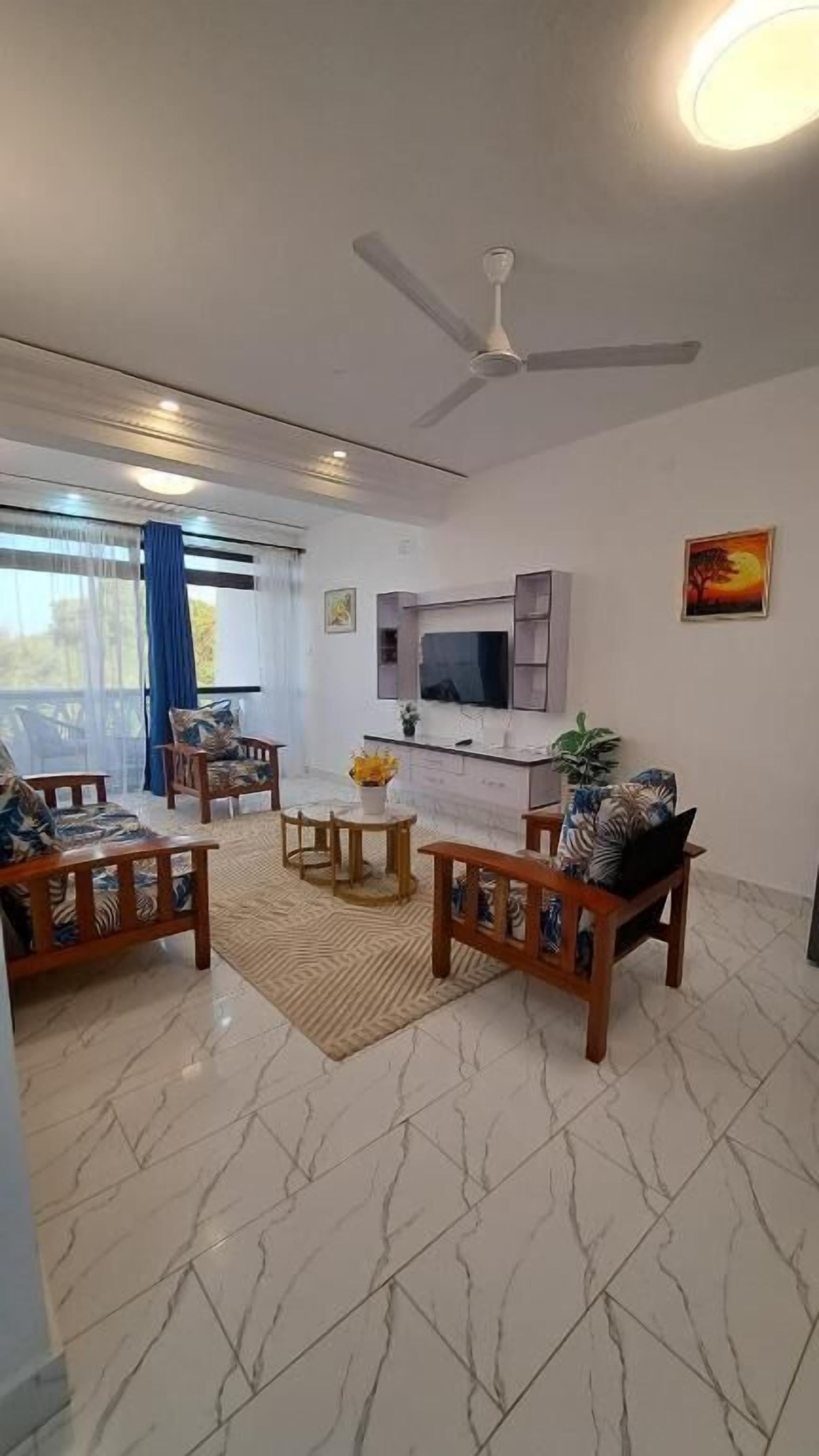 Apartamento Deluxe, varanda | Sala de estar | Televisor 