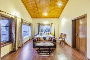 Villa Standard, varanda, vista para o jardim | Ferro/tábua de engomar, Wi-fi grátis 