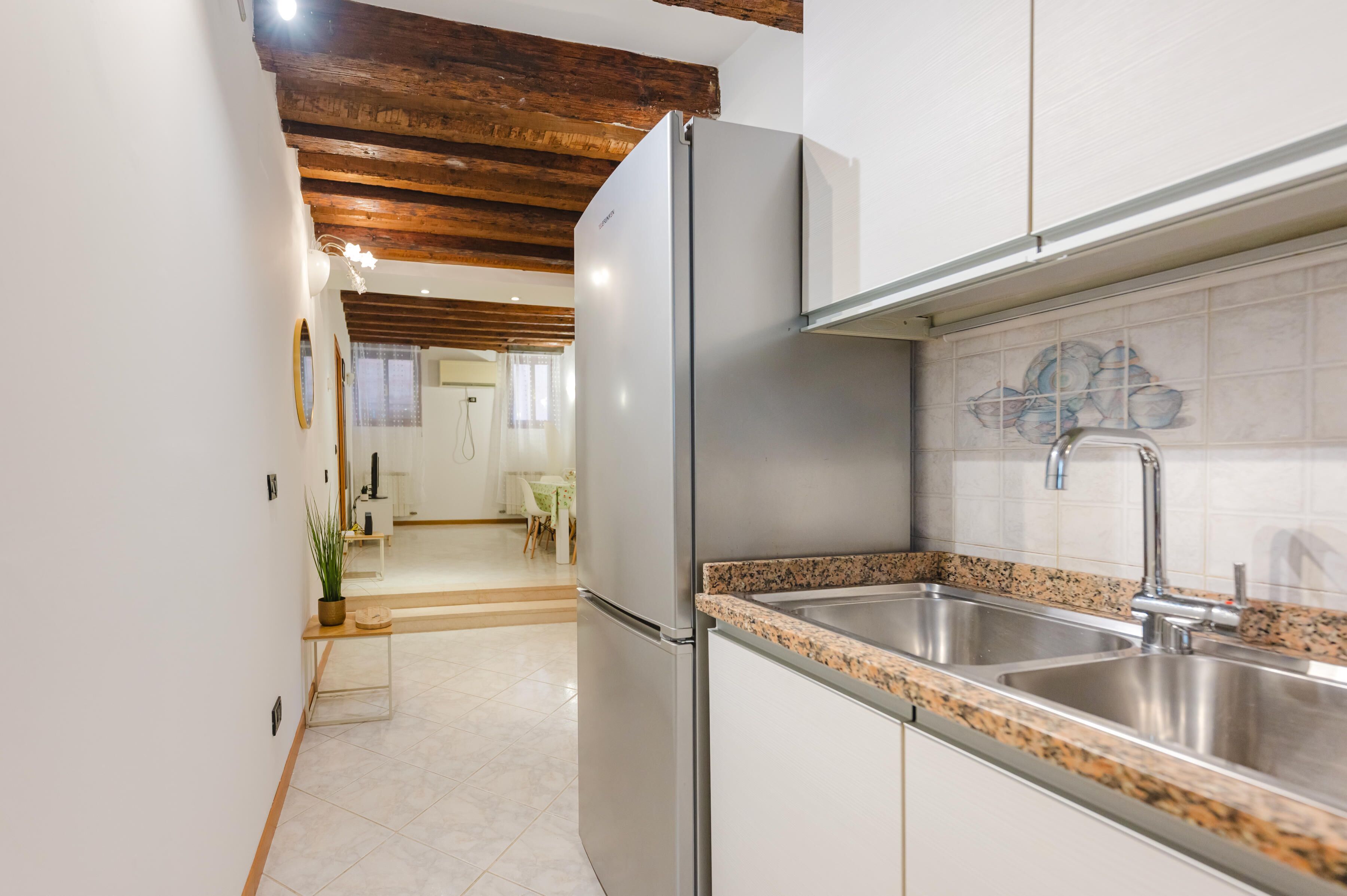 Apartamento Deluxe, vista para o pátio | Cozinha privada | Um frigorífico, um micro-ondas, um forno, uma placa de cozinha 