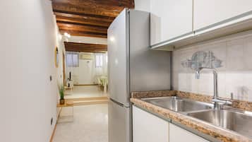 Apartamento Deluxe, vista para o pátio | Cozinha privada | Um frigorífico, um micro-ondas, um forno, uma placa de cozinha