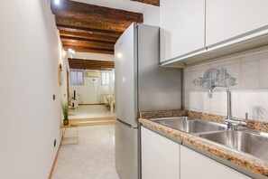 Apartamento Deluxe, vista para o pátio | Cozinha privada | Um frigorífico, um micro-ondas, um forno, uma placa de cozinha 