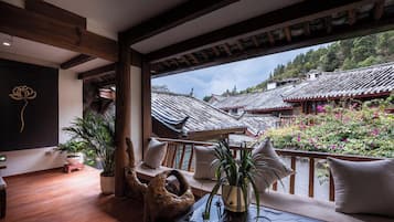 Quarto duplo família, vista para o pátio | Vista da sacada