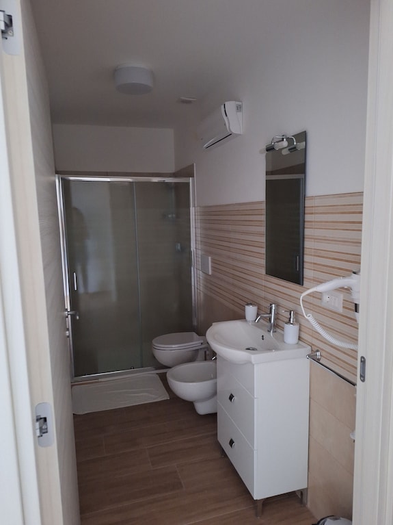 Antonio's Holiday Home Located In The City Center Just A Stone's Throw From The Station - Bríndisi