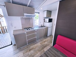 Trailer clássico, 2 quartos | Cozinha privada | Geladeira, micro-ondas, cooktop, talheres/pratos/utensílios de cozinha
