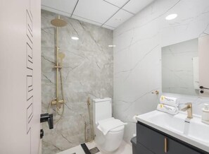 Estúdio de Luxo, varanda, Vista para a cidade | Casa de banho | Artigos de higiene ecológicos, um secador de cabelo, um bidé 