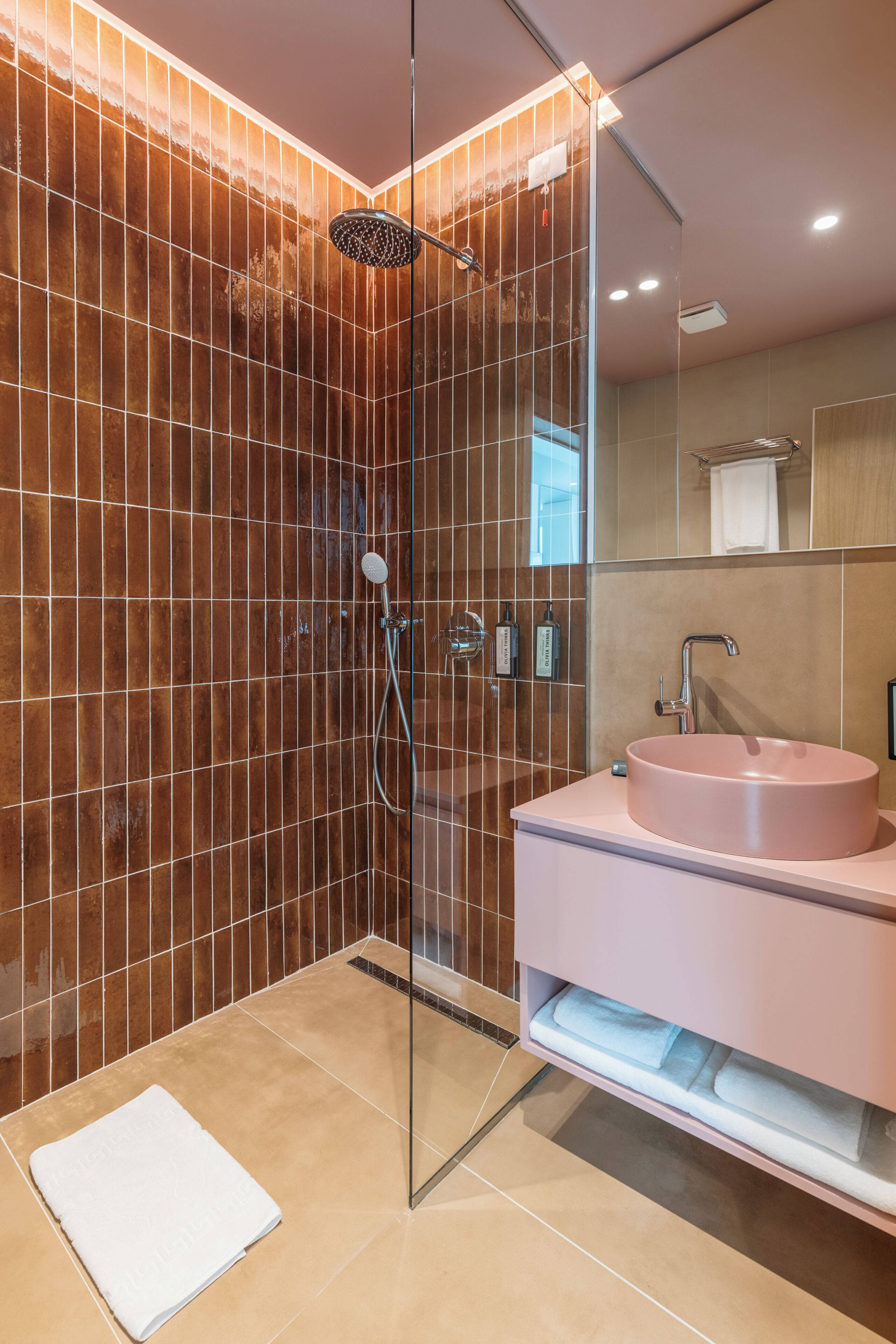 Quarto triplo luxo, vista para o mar | Banheiro | Chuveiro, secador de cabelo, chinelos, toalhas de banho
