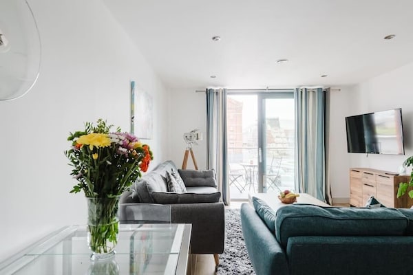 Beautiful 1 Bedroom Waterfront Apartment With Parking In Gloucester Docks - Gloucester