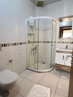 Apartamento Familiar, varanda, vista para o mar | Casa de banho | Um polibã, artigos de higiene pessoal grátis, um secador de cabelo 