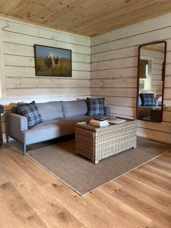 Cabin 2 - Dog-friendly - Farm Sanctuary, Finger Lakes - Seneca Lake, NY