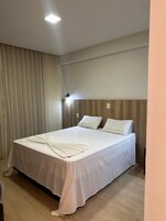 Quarto casal standard | Escrivaninha, espaço de trabalho para notebook, Wi-Fi de cortesia