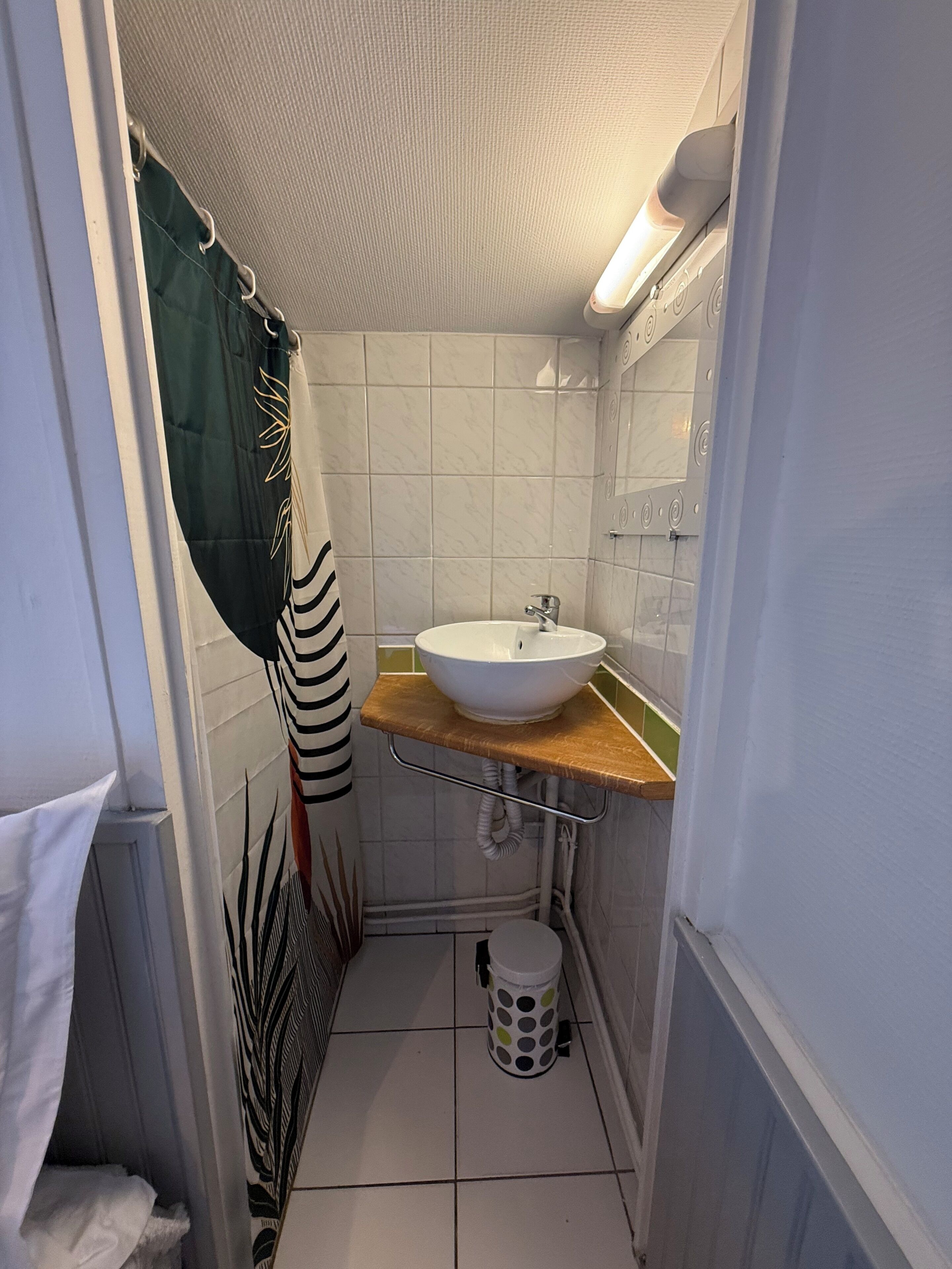 Quarto Duplo Comfort | Casa de banho | Um polibã, toalhas fornecidas, papel higiénico 
