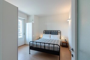 Apartamento Deluxe, vista para o pátio | Secretária 