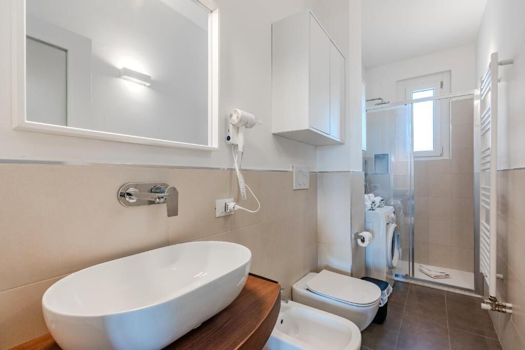 Apartamento luxo, vista para o pátio | Banheiro | Produtos de toalete grátis, secador de cabelo, bidê, toalhas de banho