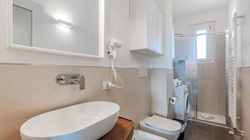 Apartamento luxo, vista para o pátio | Banheiro | Produtos de toalete grátis, secador de cabelo, bidê, toalhas de banho