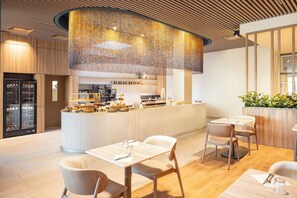 Café da manhã com buffet todos os dias mediante uma taxa