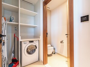 Apartamento superluxo, sacada, vista para a cidade | Banheiro | Chinelos 