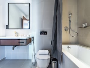 Apartamento superluxo, sacada, vista para a cidade | Banheiro | Chinelos 