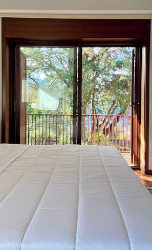 Quarto casal luxo, sacada, vista para a piscina | Roupas de cama antialérgicas, frigobar, individualmente decorados