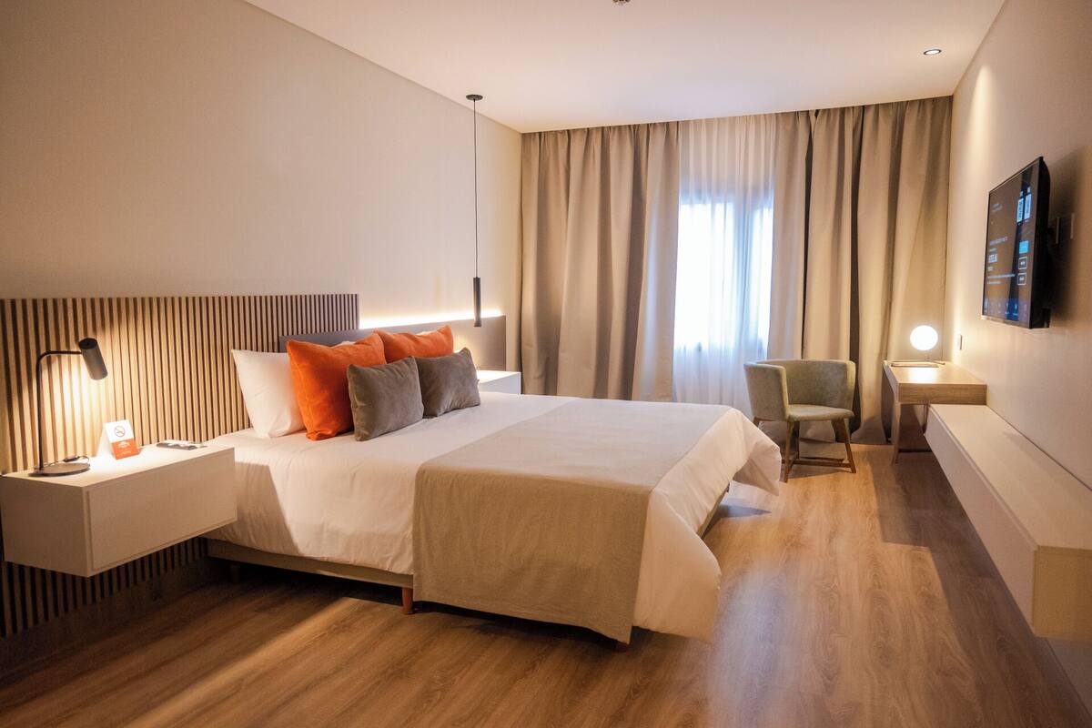 Quarto Duplo Superior, 1 cama king-size | Minibar, cofre no quarto, secretária 