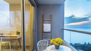 Apartamento, sacada, vista para a praia | Sala de jantar