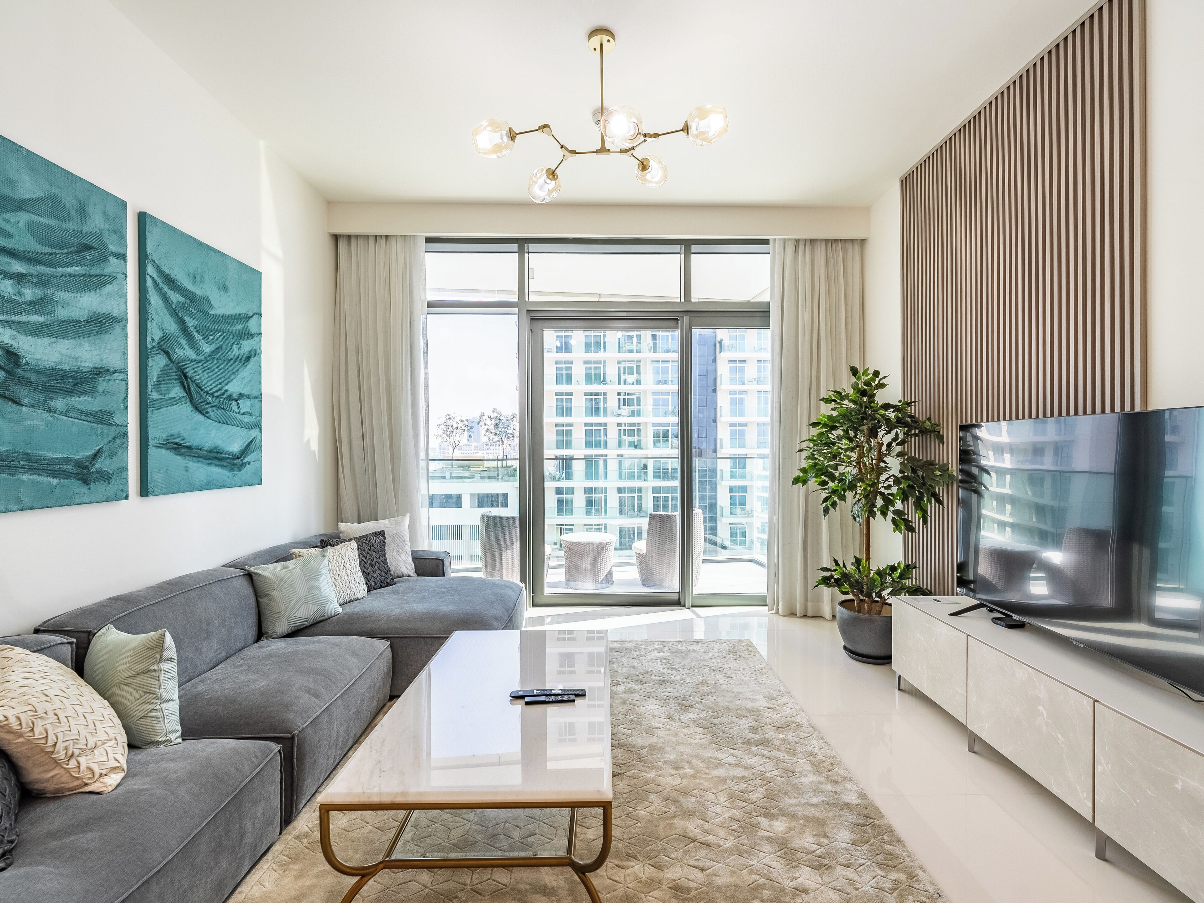 Apartamento luxo, sacada, vista parcial para o mar | Área de estar