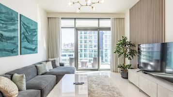 Apartamento luxo, sacada, vista parcial para o mar | Área de estar