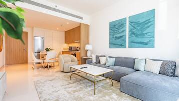 Apartamento Deluxe, varanda, vista parcial para o mar | Sala de estar