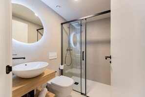 Duplex luxo | Banheiro | Chuveiro, secador de cabelo, toalhas de banho, sabonete