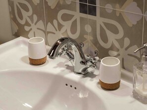 Quarto Duplo ou Twin, vista para o jardim | Casa de banho