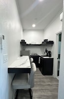 Apartamento | Cozinha privada | Um micro-ondas, uma placa de cozinha, utensílios de cozinha 
