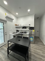 Apartamento Standard, varanda, vista parcial para o mar | Cozinha privada | Um micro-ondas, uma placa de cozinha, utensílios de cozinha 