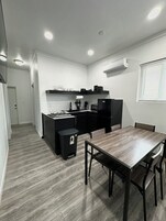 Apartamento, varanda, vista parcial para o mar | Restaurantes