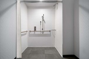 Quarto, 1 cama King, acessível (Roll-In Shower) | Banheiro