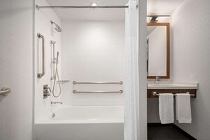 Quarto, 1 cama King, acessível, banheira (Mobility & Hearing) | Banheiro
