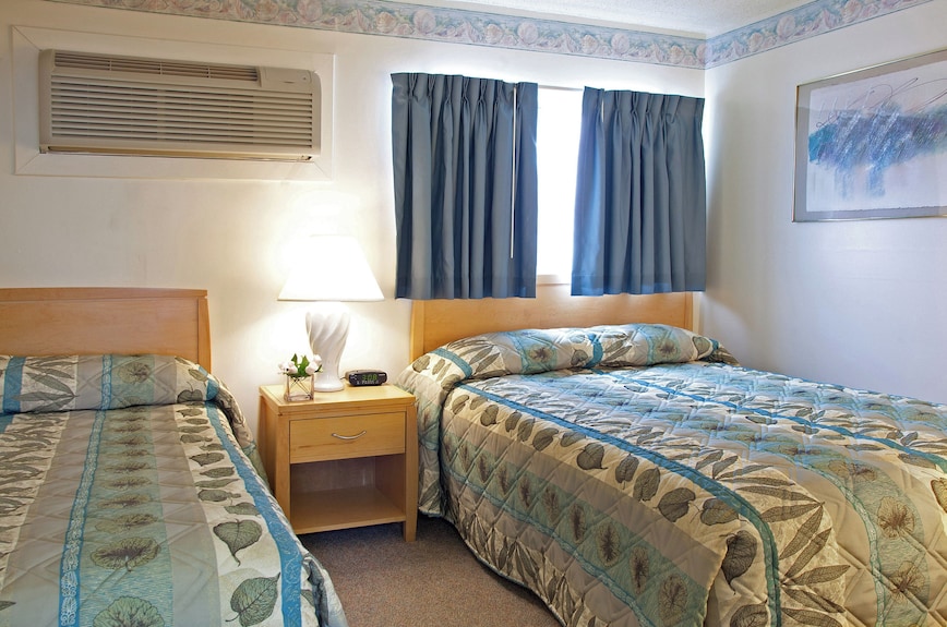 Lotus Inn - Poolside Efficiency Suite - 1 Queen, 1 Double, 1 Q - Wildwood Crest, NJ