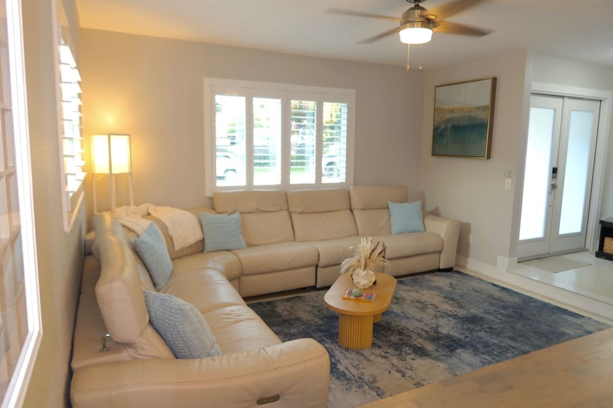 Surf Stay- Relaxing Tropical Oasis Minutes To Lake Worth Beach - Lake Worth, FL
