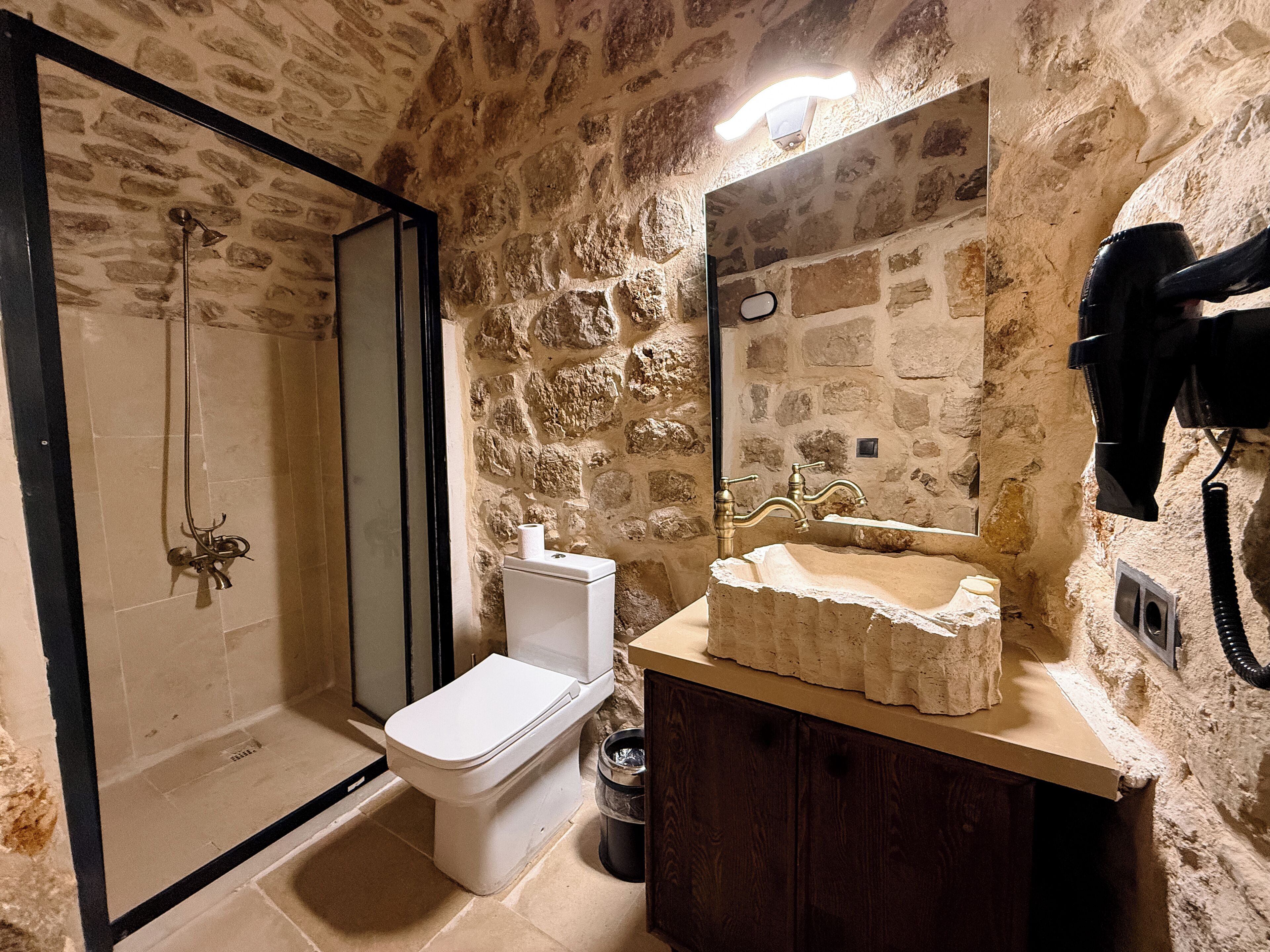 Quarto Quádruplo Familiar | Casa de banho | Um polibã, um secador de cabelo, toalhas fornecidas, sabão 