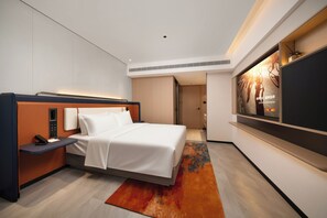 Quarto casal superior, 1 cama King, banheiro privativo, vista para a cidade